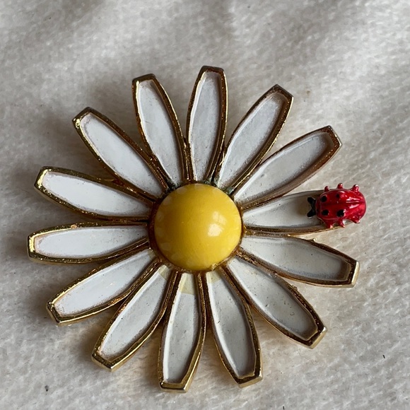 Albert Weiss | Jewelry | Vtg Weiss Daisy Brooch With Ladybug | Poshmark
